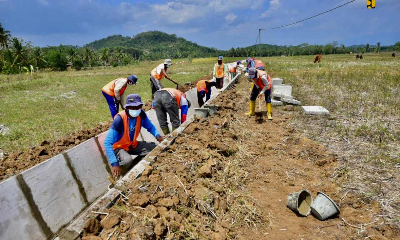 Padat Karya Jaringan Irigasi Topang Daya Beli Warga Pedesaan - Bisnistoday