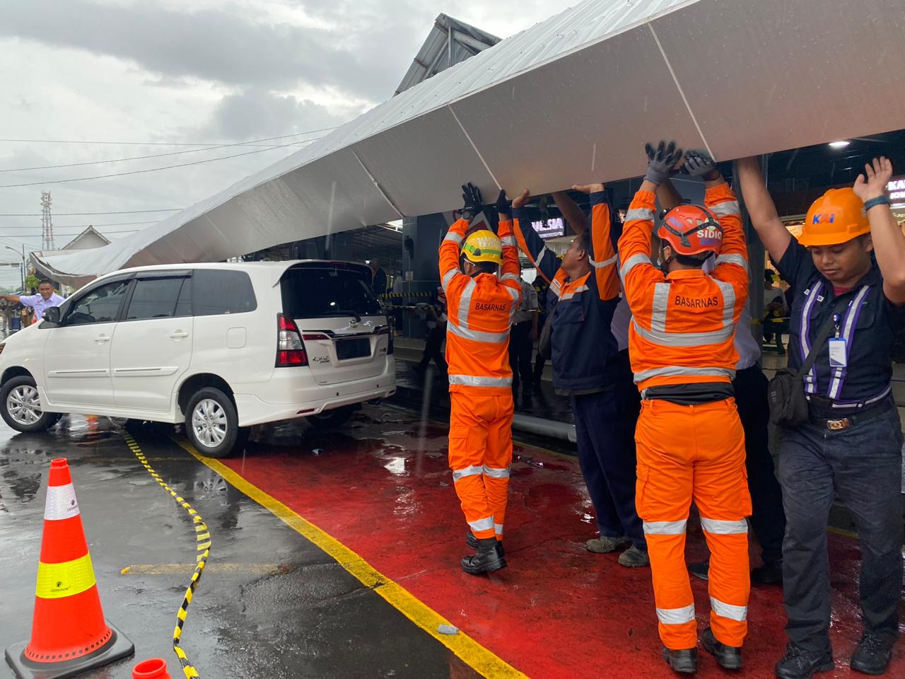 Kanopi Drop Zone Stasiun Yogya Roboh - Bisnistoday