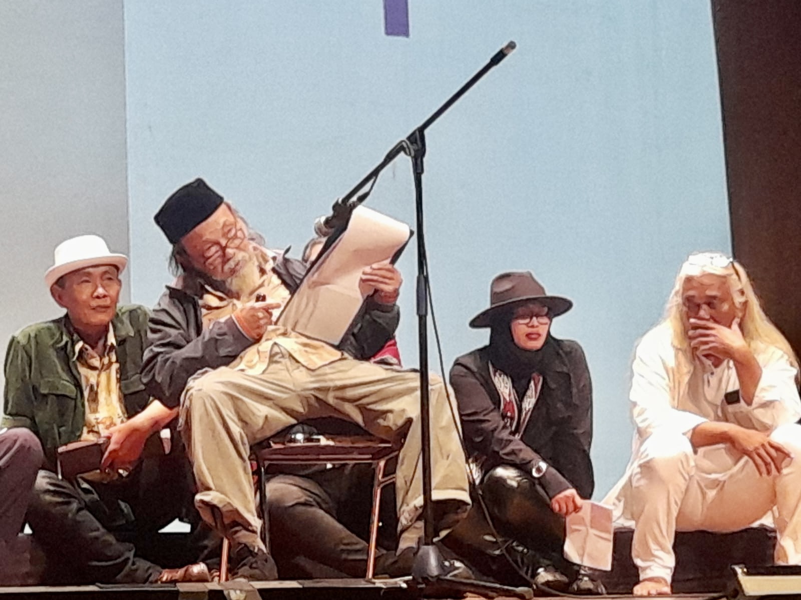 Mengenang Wafatnya Penyair Kondang Abdul Hadi WM - Bisnistoday