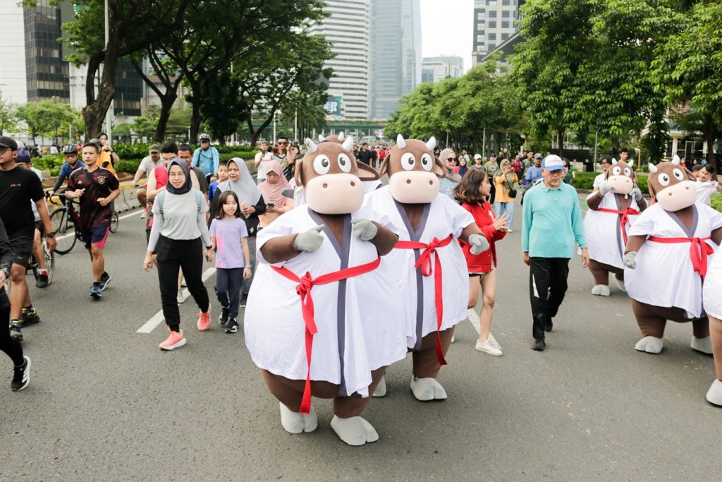 Bos Indofood Axton Salim Turun Gunung Bertemu Sapi Viral di CFD Jakarta ...